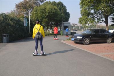 China Uno mismo de Hoverboard que equilibra el tablero elegante de la balanza de la deriva de la vespa para los niños en venta