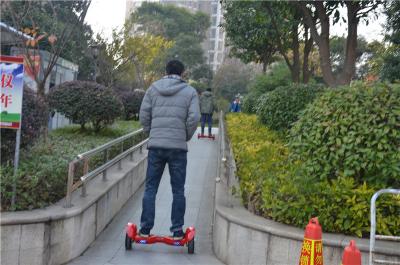 Cina Auto intelligente delle ruote doppie che equilibra il bordo di spostamento del motorino elettrico a 10 pollici in vendita