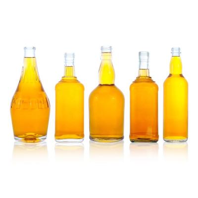 Cina Corpo in vetro 500 ml 700 ml 750 ml Vodka sigillata Tequila Bottiglia di whisky con tappo di sughero in vendita
