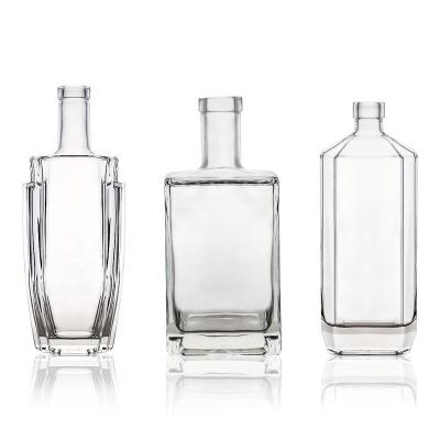 Cina Acceptabile Logo del cliente Vetro quadrato Super Flint 500ml 700ml 750ml Bottiglia per Gin in vendita