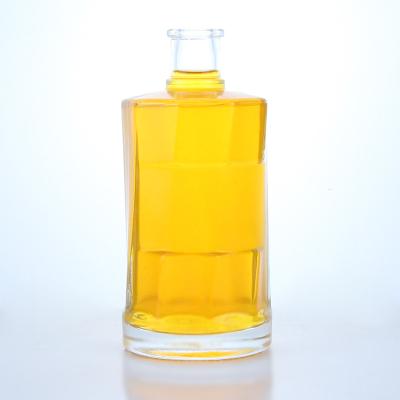 Cina Bottiglia di vetro trasparente con sughero per whisky vodka tequila gin rum in vendita
