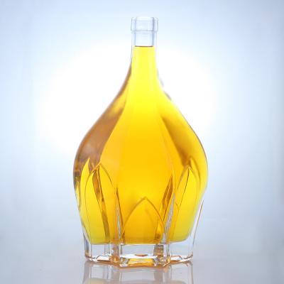 Cina Flint Glass Disegno in rilievo Cappuccio a vite Bottiglia di Spiriti per Whisky Vodka Tequila Gin Rum in vendita