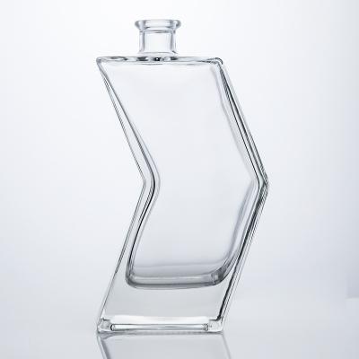 Cina Bottiglia di vetro di forma unica per rum gin vodka tappo di sughero incluso in vendita