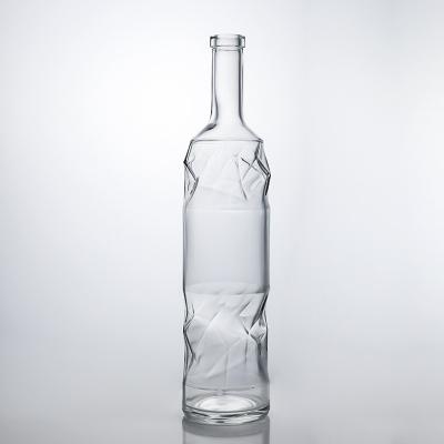 Cina Bottiglia di vetro di liquore altamente resistente con modello in rilievo e tappo di sughero perfetto in vendita
