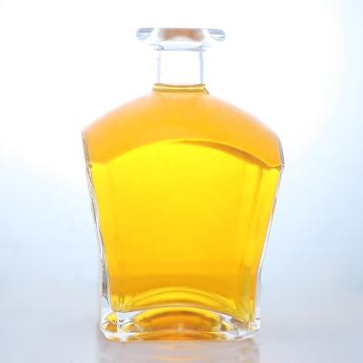 Cina Collare di vetro Materiale Forma quadrata Whiskey Vodka Tequila Brandy Gin Rum Bottiglia con sughero in vendita