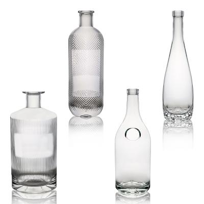 Cina Forma personalizzata 700ml 750ml Rum Vodka Whisky Tequila Gin Bottiglia di vetro con logo di sughero in vendita