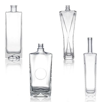 Cina Bottiglia di vetro a forma quadrata con tappo personalizzato per liquori industriali rum vodka whisky tequila gin in vendita