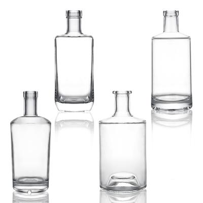 Cina Vetro Super Frittano Logo personalizzato 750ml 700ml rum di stile popolare vodka whisky tequila bottiglia di gin in vetro con sughero in vendita