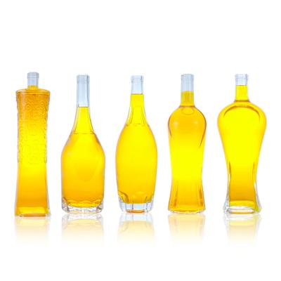 Cina Bottiglia di vetro a forma unica 500 ml 700 ml 750 ml per rum vodka whisky tequila gin in vendita