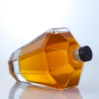 Cina Logo personalizzato 500ml 700ml 1000ml Bottiglia di vetro per Vodka Gin Rum Forma personalizzata unica in vendita