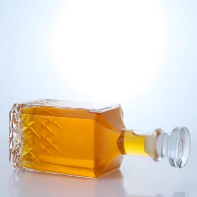 Cina Bottiglia di vetro poligonale personalizzata per vodka whisky gin rum spirit in vendita