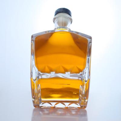 Cina Bottiglia di vetro quadrata su misura per gin rum vodka base pesante e tappo di sughero in vendita
