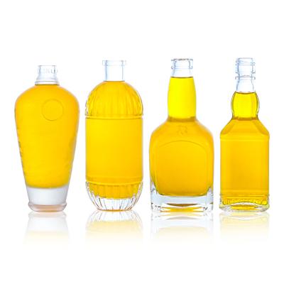 Cina Bottiglia di liquore in vetro di pietra quadrata o rotonda con tappo personalizzato per vodka whisky rum gin tequila in vendita
