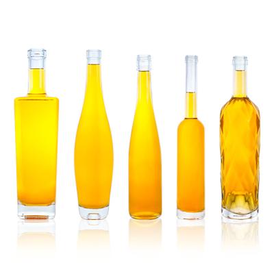 Cina Materiale di base Vetro Collo alto Vodka Whisky Gin Rum Bottiglia 500ml 700ml 1000ml con tappo a vite in vendita
