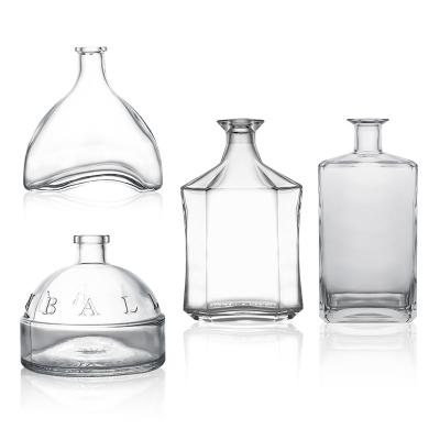 Cina 500 ml 700 ml 750 ml Bottiglia di liquore a pietra chiara con tappo e tappo di sughero personalizzato in vendita