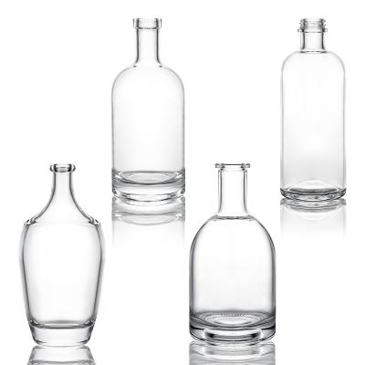 Cina Materiale di vetro Capacità e forma personalizzabili Rum Vodka Whisky Tequila Bottiglia di gin con coperchio in vendita