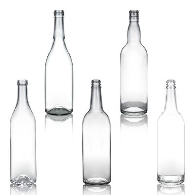 Cina Capacità e forma personalizzabili Bottiglia di vetro con tappo a vite per rum Vodka Whisky Tequila Gin in vendita