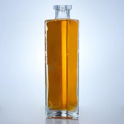 Cina Bottiglia di liquore triangolare da 750 ml con tappo personalizzato Super Flint Glass per vodka whisky gin rum in vendita