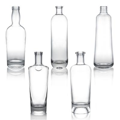 Cina Super Flint Glass 700ml 750ml Rum Vodka Whisky Tequila Gin Bottiglia di vetro con coperchio in vendita