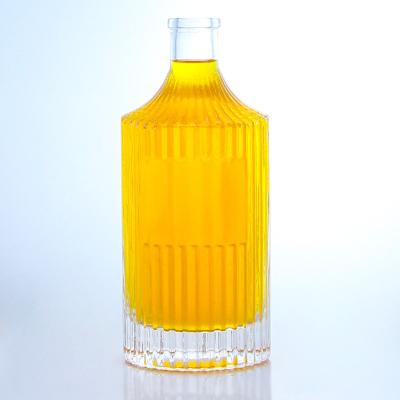 Cina Bottiglia di vetro personalizzata per rum vodka whisky tequila gin design a strisce tipo di sigillamento di sughero in vendita