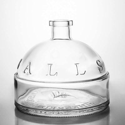 Cina Bottiglia di liquore in vetro a forma personalizzata per gin rum champagne in vendita