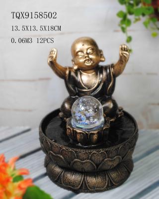 Cina Piccola fontana della pompa idraulica della resina del monaco con le palle di giro 13,5 x 13,5 x 18 cm in vendita