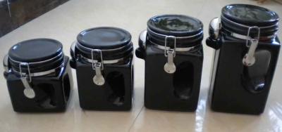 Cina Barattolo di biscotto ceramico nero, contenitori di stoccaggio ceramici del caffè con la clip del metallo e cucchiaio in vendita