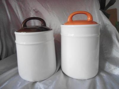 Cina Contenitore ceramico di caffè del barattolo di biscotto della dolomia bianca con i coperchi arancio 10,5 x 10,5 x 17,6 cm in vendita