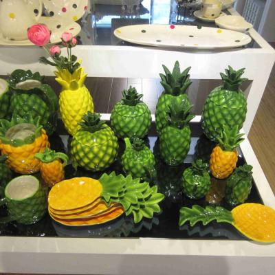 Cina Decorazioni fatta a mano 11,3 x 11,3 x 21,6 cm di biscotto dell'ananas del barattolo di modo ceramico a forma di della scatola metallica in vendita