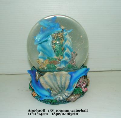 Cina I globi blu della neve del ricordo dell'acqua di Polyresin con il delfino basa 11 x 11 x 14 cm in vendita