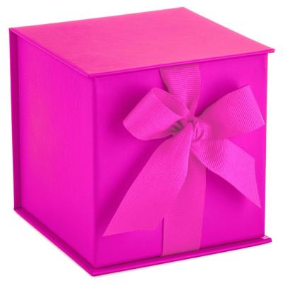 Cina L'abitudine ha stampato il piccolo contenitore di regalo rosa di lusso fatto a mano con il riempitore di carta tagliuzzato in vendita