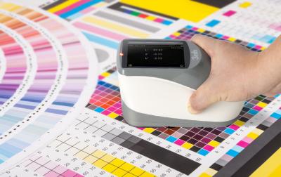 Cina 3nh YD5010 PLUS misuratore di densità portatile dello spettrofotometro 45/0 di colore per stampare in vendita