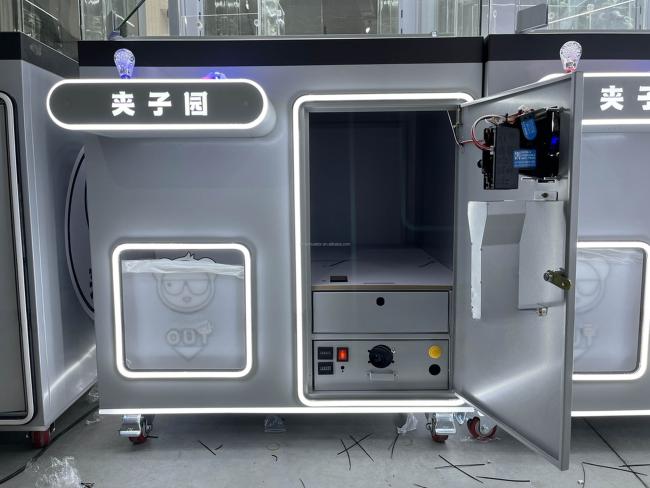 Dreamland Claw Crane Machine in operation