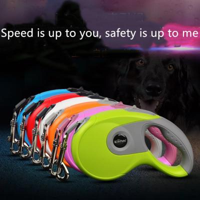 Κίνα Αυτόματο εισελκόμενο λουρί της Pet Retriever Teddy 150 λιβρών χρυσό σχοινί περπατήματος σκυλιών προς πώληση