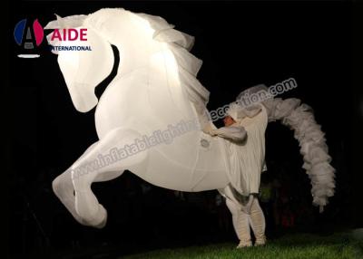 Cina Carattere bianco del cavallino gonfiabile del cavallo di evento di parata con la manifestazione dell'uomo della luce del LED in vendita