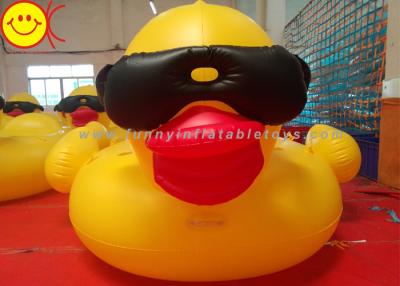 Cina Dimensione adulta della bocca del PVC del cavaliere giallo gonfiabile gigante rosso dell'anatra con i vetri neri in vendita