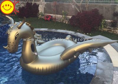China Flotadores inflables del agua del dragón del oro, flotadores inflables ligeros de la piscina en venta