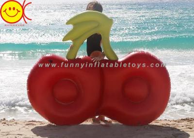 China El agua inflable roja doble flota el material favorable al medio ambiente formado cereza en venta