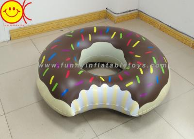 Cina Rosa gonfiabile gigantesco del cioccolato dei galleggianti dell'acqua di Brown 120cm a forma di ciambella in vendita