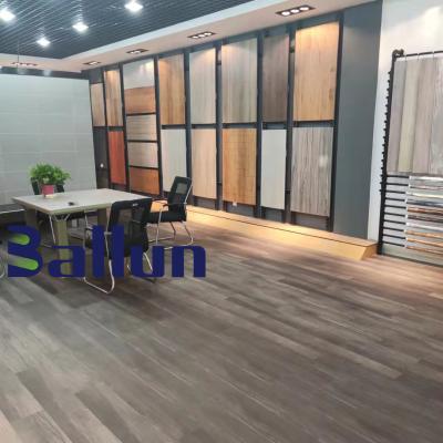 Cina 25 anni di vita SPC Pavimento impermeabile Piso con PVC Materiale in polvere di pietra in vendita