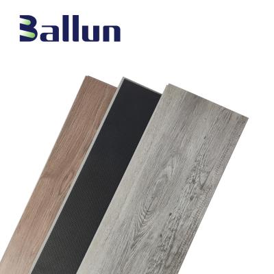 China Plancas de madeira SPC de 4 mm e 5 mm com piso antiderrapante e de design moderno e ecológico à venda