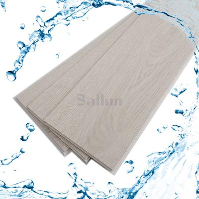 Cina Pavimenti SPC impermeabili e resistenti all'usura in rivestimento in legno grigio con sistema di blocco clic in vendita