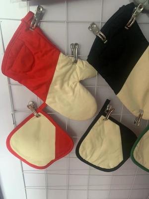 Cina Protegga il poliestere Oven Mitts And Pot Holders della mano mettono termoresistente stampato in vendita