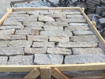 Chine Granit naturel Ledgestone de granit de sésame de gisement de placage en pierre aléatoire jaune de pierre à vendre