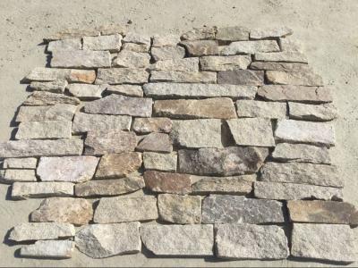 Chine Granit naturel Ledgestone de granit de sésame de gisement de placage en pierre aléatoire jaune de pierre à vendre