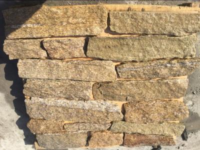Chine Revêtement en pierre naturel de granit de pierre de gisement de granit de jaune de peau de tigre de placage aléatoire de pierre à vendre
