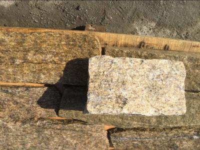 Chine Revêtement en pierre naturel de granit de pierre de gisement de granit de jaune de peau de tigre de placage aléatoire de pierre à vendre