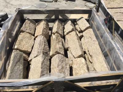 Chine Revêtement en pierre naturel de granit de pierre de gisement de granit de jaune de peau de tigre de placage aléatoire de pierre à vendre