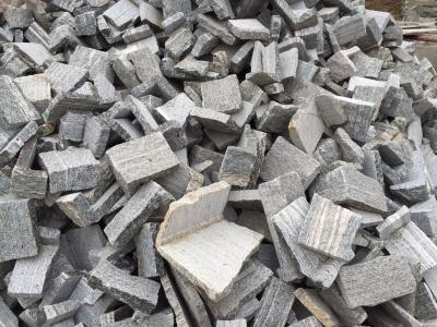 Chine Revêtement en pierre naturel de granit de gisement de pierre de granit de placage aléatoire gris nuageux de pierre à vendre