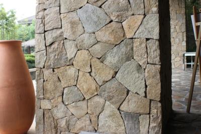 Chine Dalle irrégulière en pierre folle de dalle aléatoire jaune de granit de sésame aménageant des pierres en parc à vendre